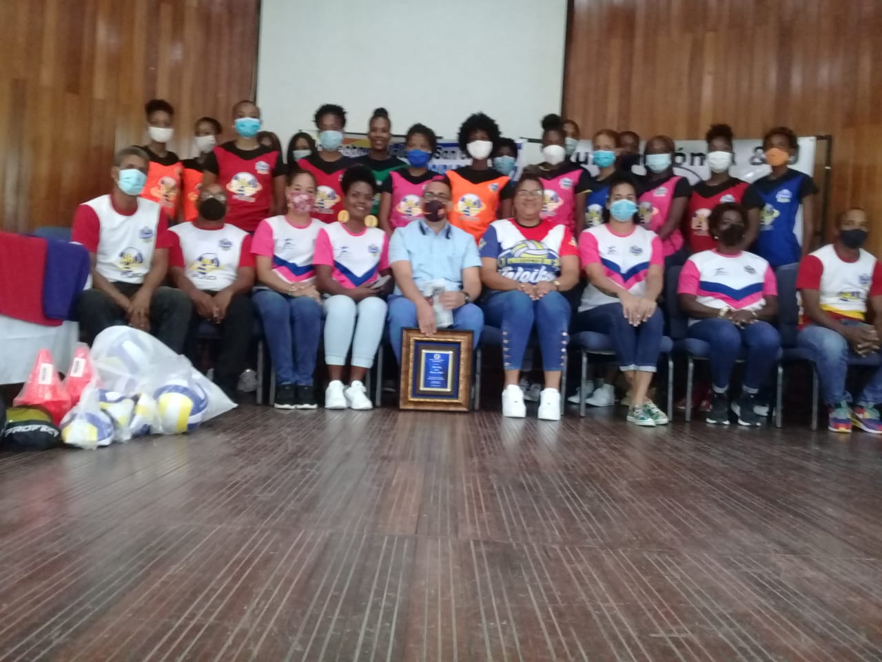 Cosiris Rodríguez presenta Proyecto de Voleibol San Cristóbal